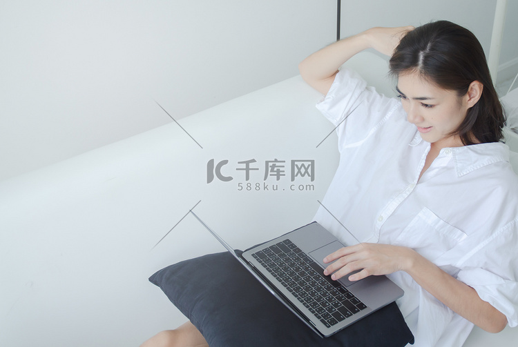 女人工作快乐。高清摄影大图-千库网