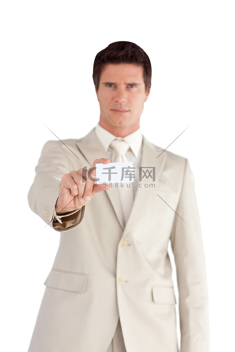 自信的商人站在镜头前高清摄影大图-千库网