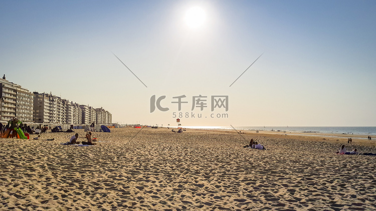2020年9月，比利时Wenduine：人们在比利时海岸的Wenduine海滩享受印度夏日的午后高清摄影大图-千库网