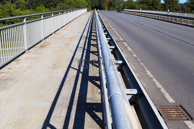 不同的标志和标记画在街道的 ashpalt 上高清摄影大图-千库网