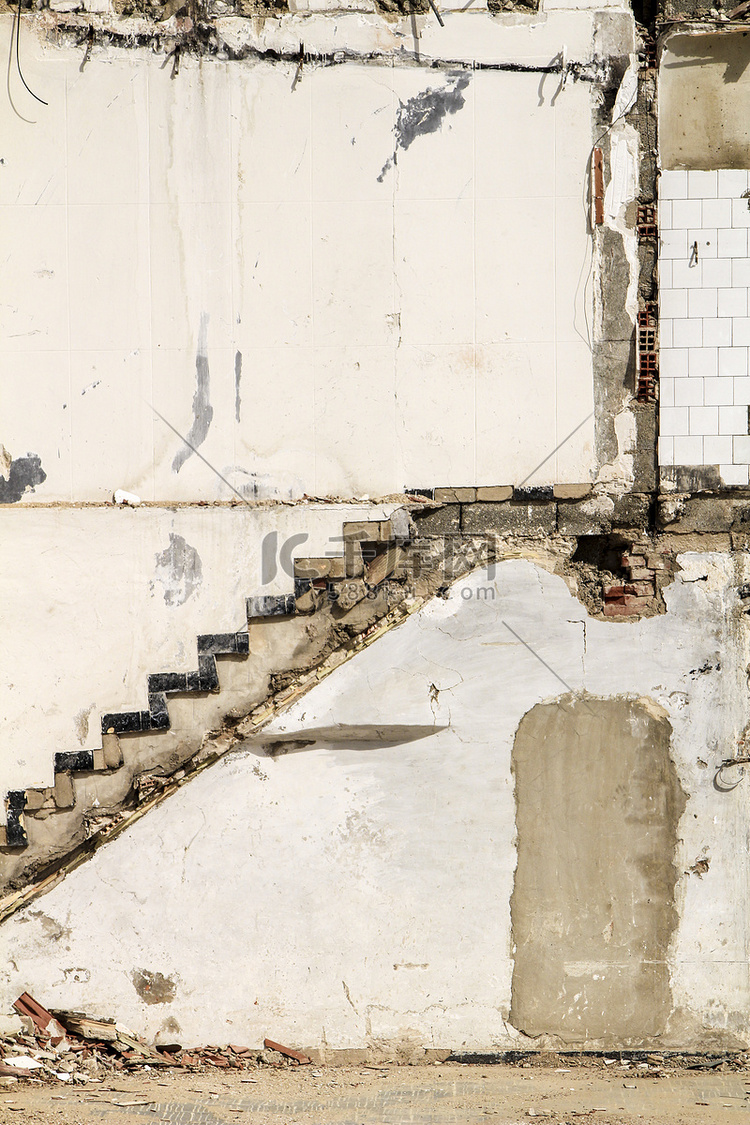 有楼梯痕迹的被拆除建筑物的立面高清摄影大图-千库网