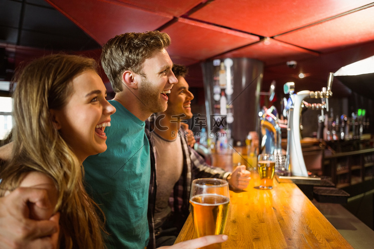 微笑的棕色头发站着，胳膊搂着他的朋友高清摄影大图-千库网