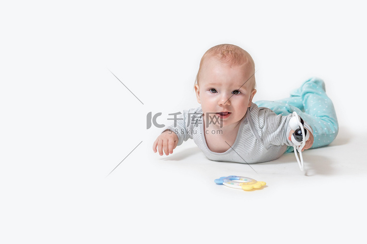 可爱的小男婴躺在地板上高清摄影大图-千库网