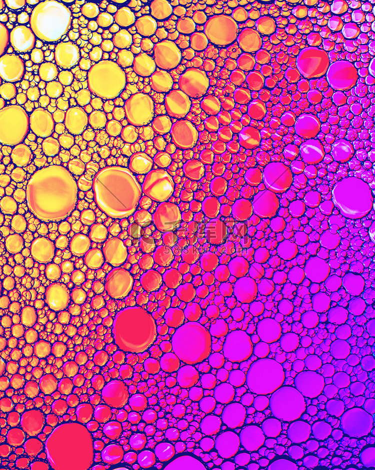 在水面上五颜六色的油滴的顶部视图。高清摄影大图-千库网