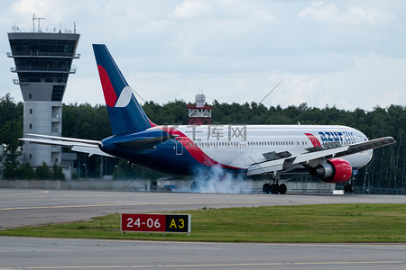 在国际机场的飞机高清摄影大图-千库网