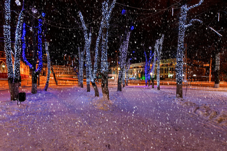 在冬天的夜公园与飘落的雪花。高清摄影大图-千库网