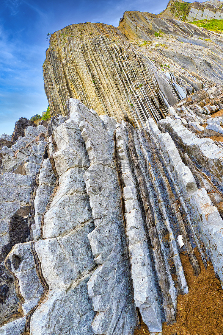 陡峭倾斜的 Flysch 层，西班牙巴斯克海岸联合国教科文组织世界地质公园高清摄影大图-千库网