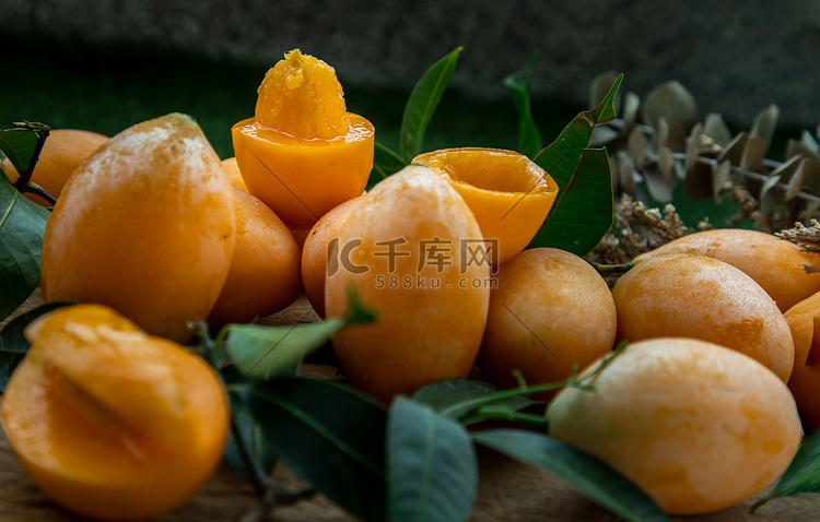 新鲜的玛丽安李子甜黄色或 mayong-chit 与绿叶的特写镜头。高清摄影大图-千库网