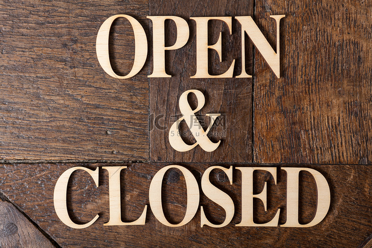 木制背景上的木制字母高清摄影大图-千库网