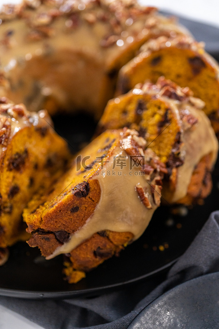 太妃糖釉巧克力南瓜蛋糕高清摄影大图-千库网