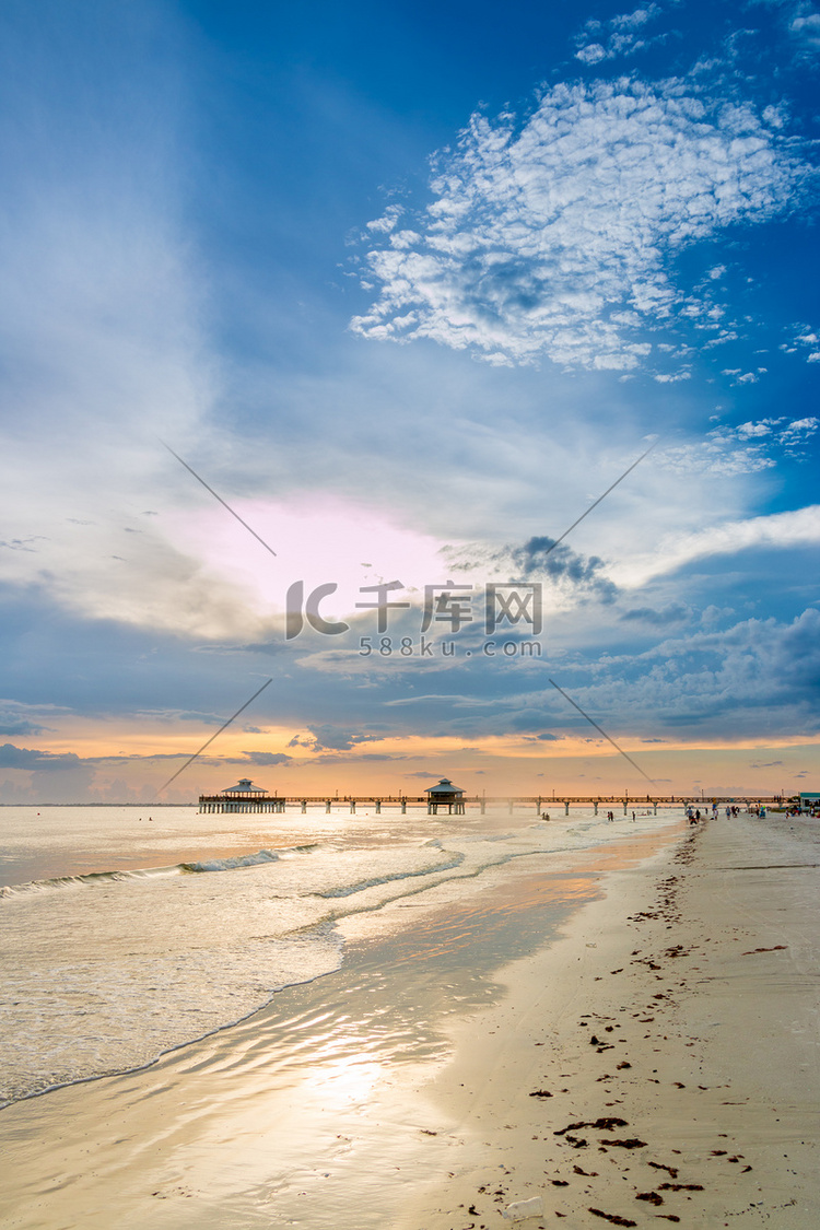 迈尔斯堡海滩的日落高清摄影大图-千库网