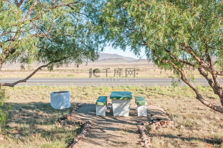 N9主干道旁的休息处高清摄影大图-千库网