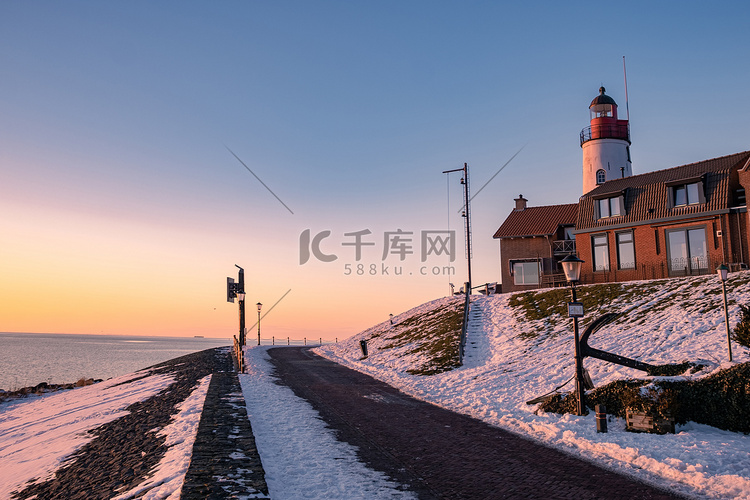荷兰 Urk 灯塔冬季积雪覆盖的海滩高清摄影大图-千库网