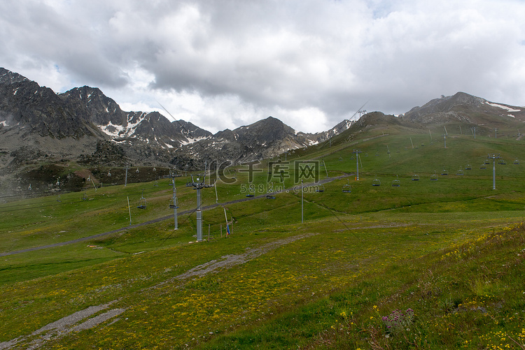 阳光明媚的日子，低云在帕斯德拉卡萨镇 b高清摄影大图-千库网