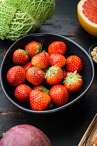深色木质背景中的成熟草莓高清摄影大图-千库网