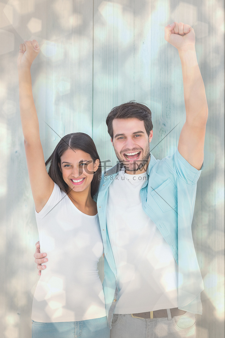 快乐休闲情侣一起欢呼的复合形象高清摄影大图-千库网