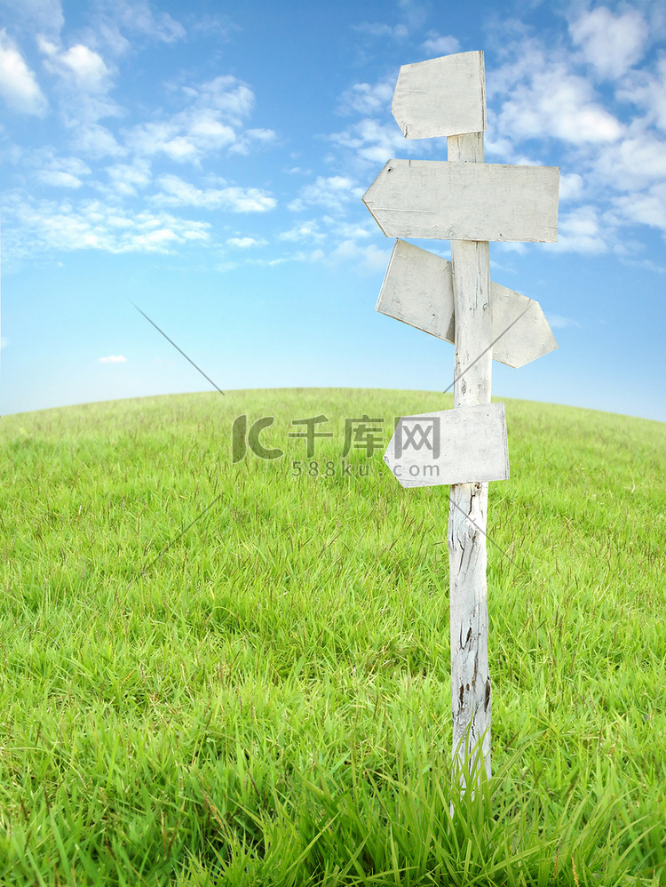 与草和蓝天的木路标高清摄影大图-千库网