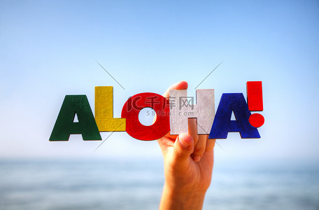 女性的手拿着五颜六色的词 Aloha高清摄影大图-千库网