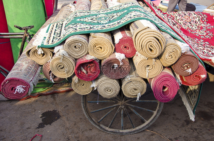 印度德里市场的各种地毯卷高清摄影大图-千库网