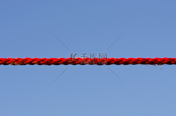红色绳子和天空背景高清摄影大图-千库网