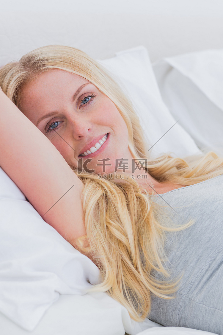 放松在她的床上的快乐的妇女高清摄影大图 千库网