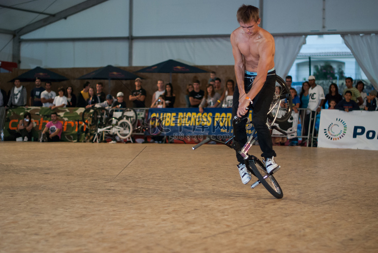 Adam Kun 在 Flatland Field Control07高清摄影大图-千库网