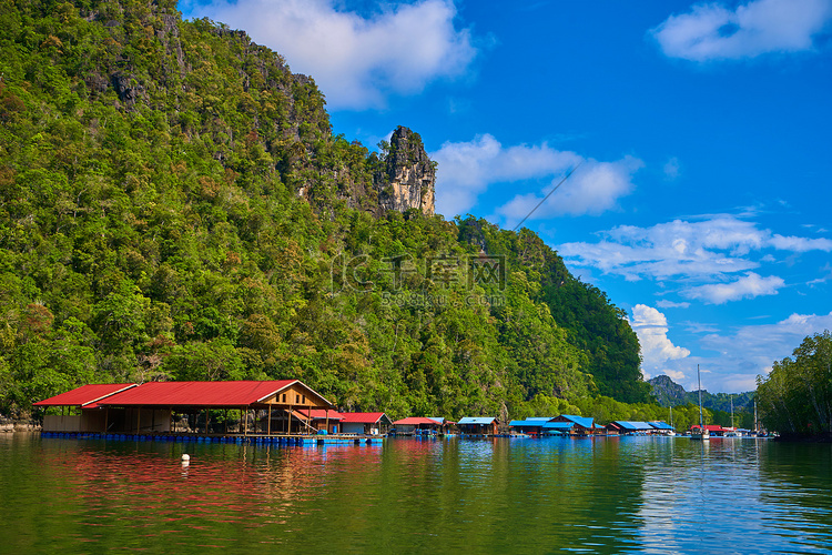 马来西亚兰卡威岛上的一个漂浮养鱼场高清摄影大图-千库网