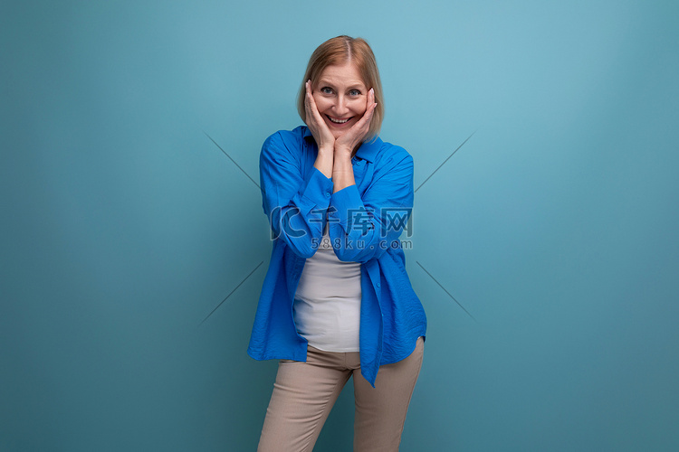 蓝色背景中带复制空间的风趣漂亮的金发成熟女性高清摄影大图-千库网