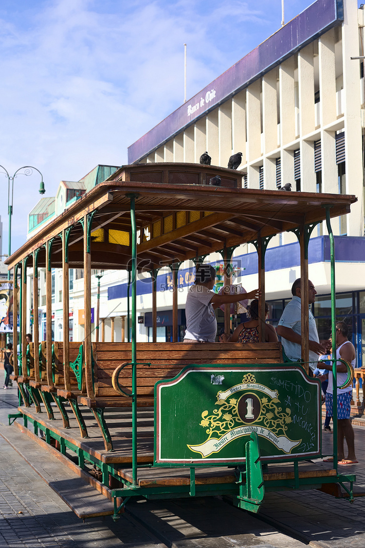 智利伊基克 Plaza Prat 主广场上的旧电车货车高清摄影大图-千库网