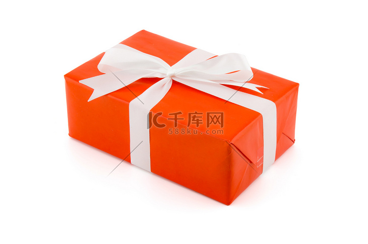 红色礼品盒白色丝带隔离在白色背景上，使用佛高清摄影大图-千库网