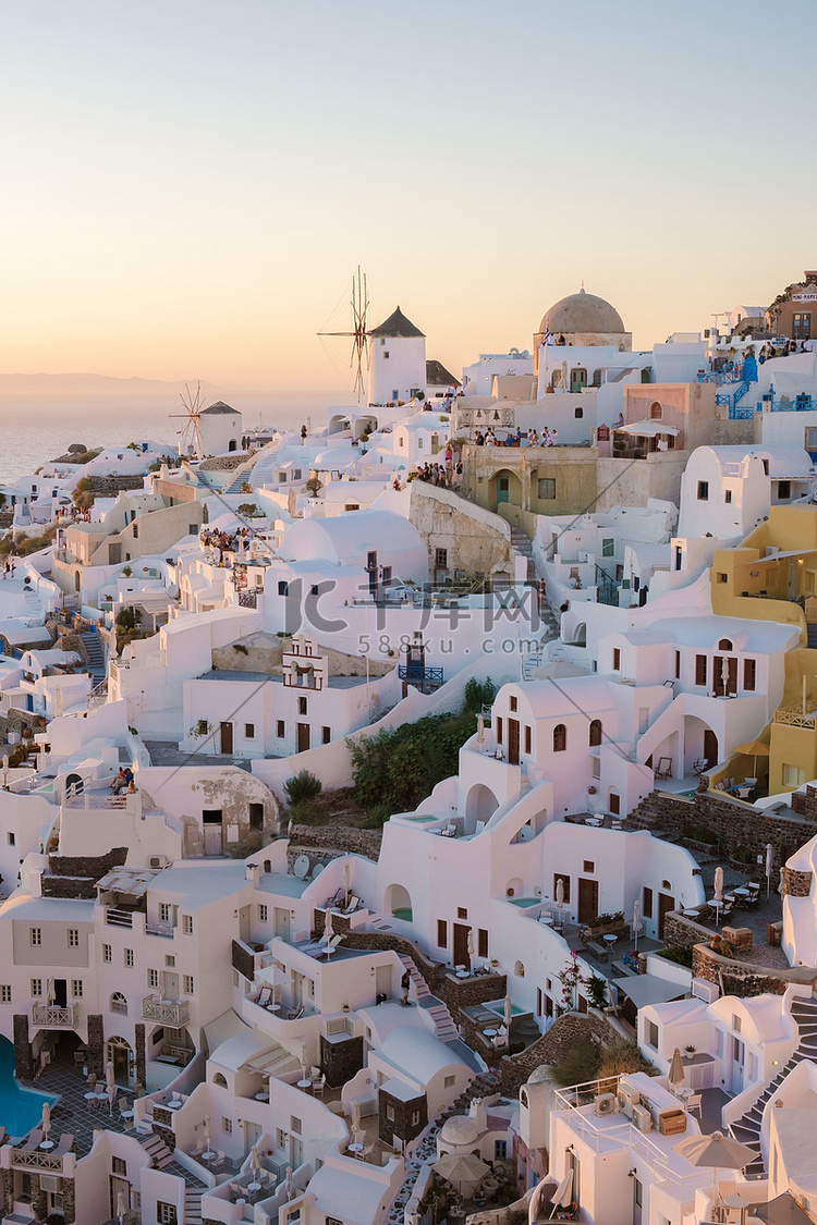 Oia Santorini 希腊在日落期间的晚上，传统的希腊村庄高清摄影大图-千库网