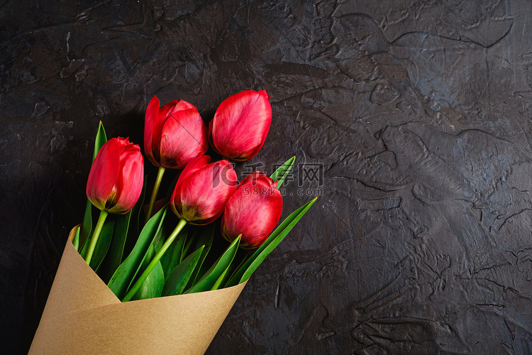 带纹理的黑色背景上的红色郁金香花束，顶视图高清摄影大图-千库网