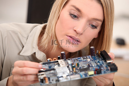 修理电脑的女人高清摄影大图-千库网