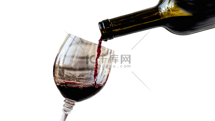将红酒倒入孤立的白色背景上的酒杯中，特写。高清摄影大图-千库网