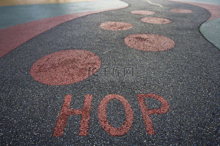 “跳”写进操场橡胶地板高清摄影大图-千库网