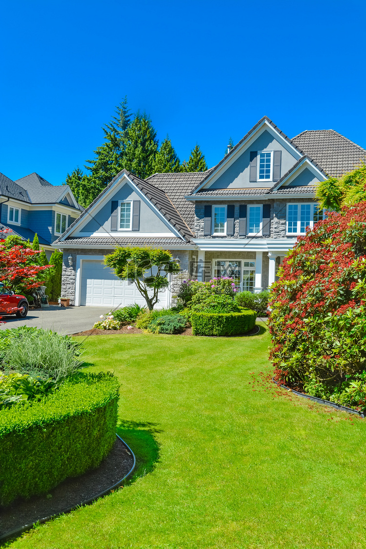 有双车库的豪华郊区房子和停在混凝土车道上的汽车高清摄影大图-千库网