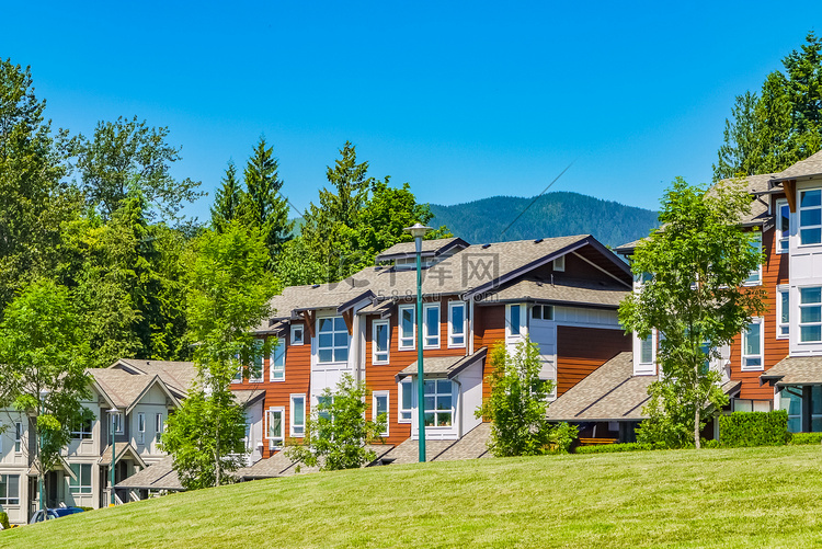 阳光明媚的山景住宅联排别墅街道高清摄影大图-千库网