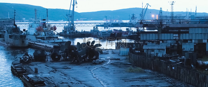 有港口起重机的海上工业港口。高清摄影大图-千库网