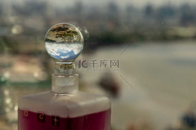 透过玻璃瓶顶部的水晶球看高清摄影大图-千库网