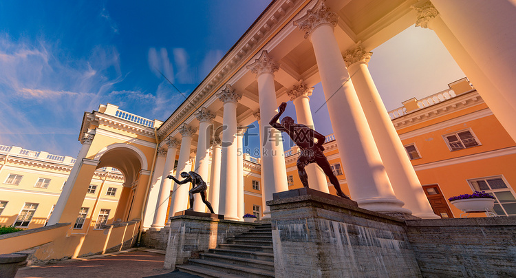 描绘圣彼得堡古代人的两尊雕像高清摄影大图-千库网