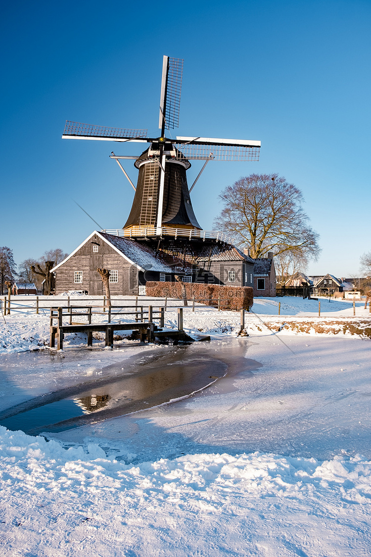Pelmolen Ter Horst，Rijssen 覆盖在荷兰 Overijssel 的雪景中，冬季历史悠久的风车与白色景观高清摄影大图-千库网