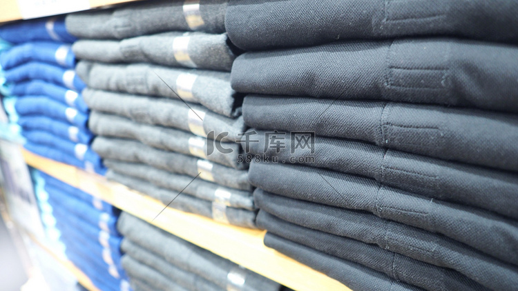 商店特写角度视图中的衣服或衬衫。高清摄影大图-千库网