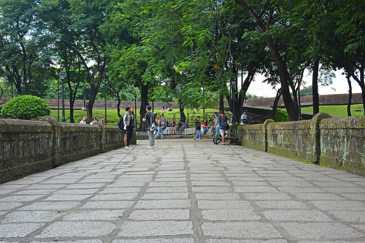 马尼拉 Intramuros Walled City 的 Puerta del Parian 桥，博士高清摄影大图-千库网