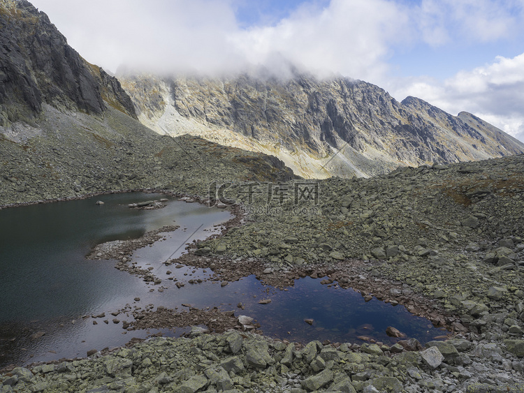 从 Bystra lavka 2300m 与山湖 Capie 和 Mlynicka dolina 和峰顶 Strbsky stit 2381m ...