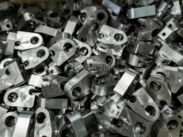 一堆闪亮的钢零件，全框架工业背景高清摄影大图-千库网