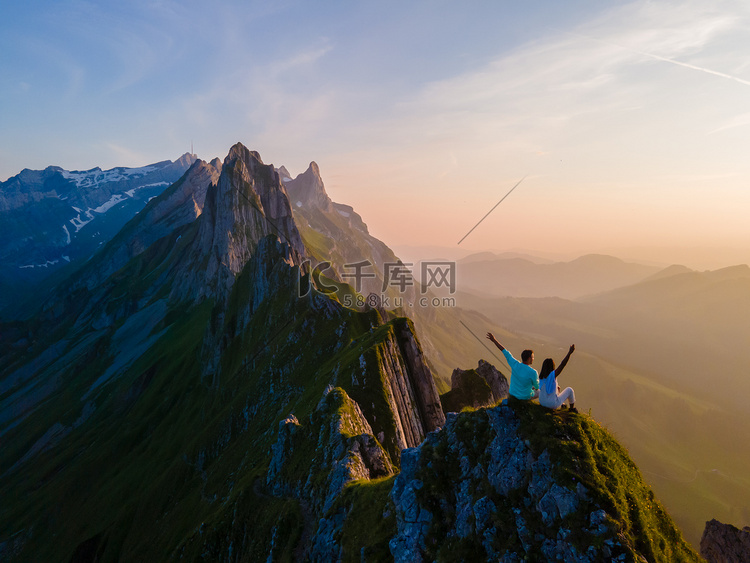 Schaeffler mountain ridge swiss Alpstein，瑞士阿彭策尔，雄伟的舍弗勒峰的山脊高清摄影大图-千库网