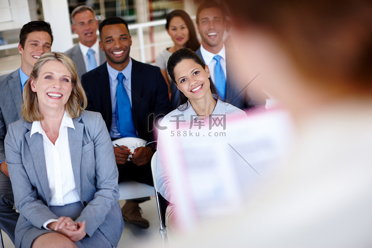 他们仰望她。高清摄影大图-千库网