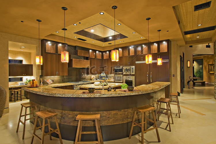 豪华庄园的现代厨房柜台高清摄影大图-千库网