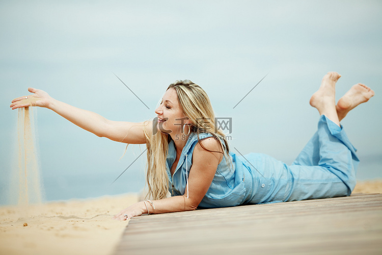 在海滩上休息的女人高清摄影大图-千库网