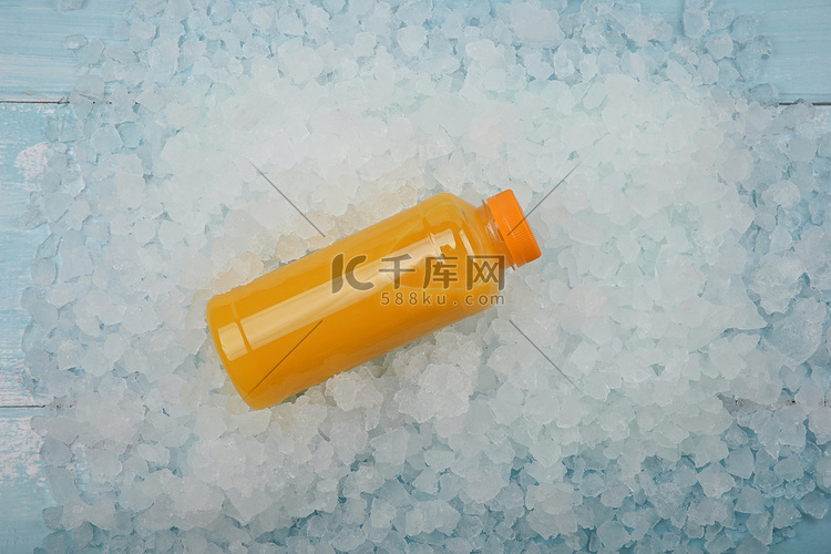 一瓶鲜橙汁加碎冰高清摄影大图-千库网